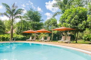 Piscina exterior, espreguiçadeiras