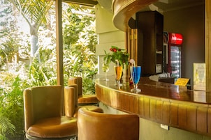 2 bares/lounges, um bar junto à piscina