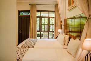 Quarto Deluxe | Roupa de alta qualidade, minibar, cofre no quarto, secretária