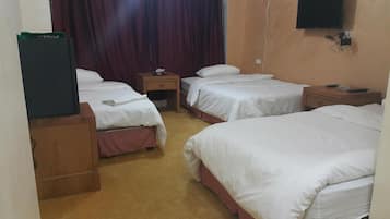 Quarto quádruplo básico | Cofres nos quartos, quartos à prova de som, Wi-Fi de cortesia