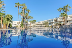 Piscina interna, 2 piscinas externas, espreguiçadeiras
