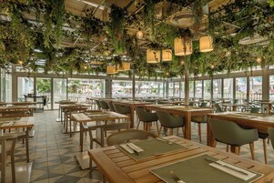 2 restaurantes: opção de café da manhã, almoço e jantar
