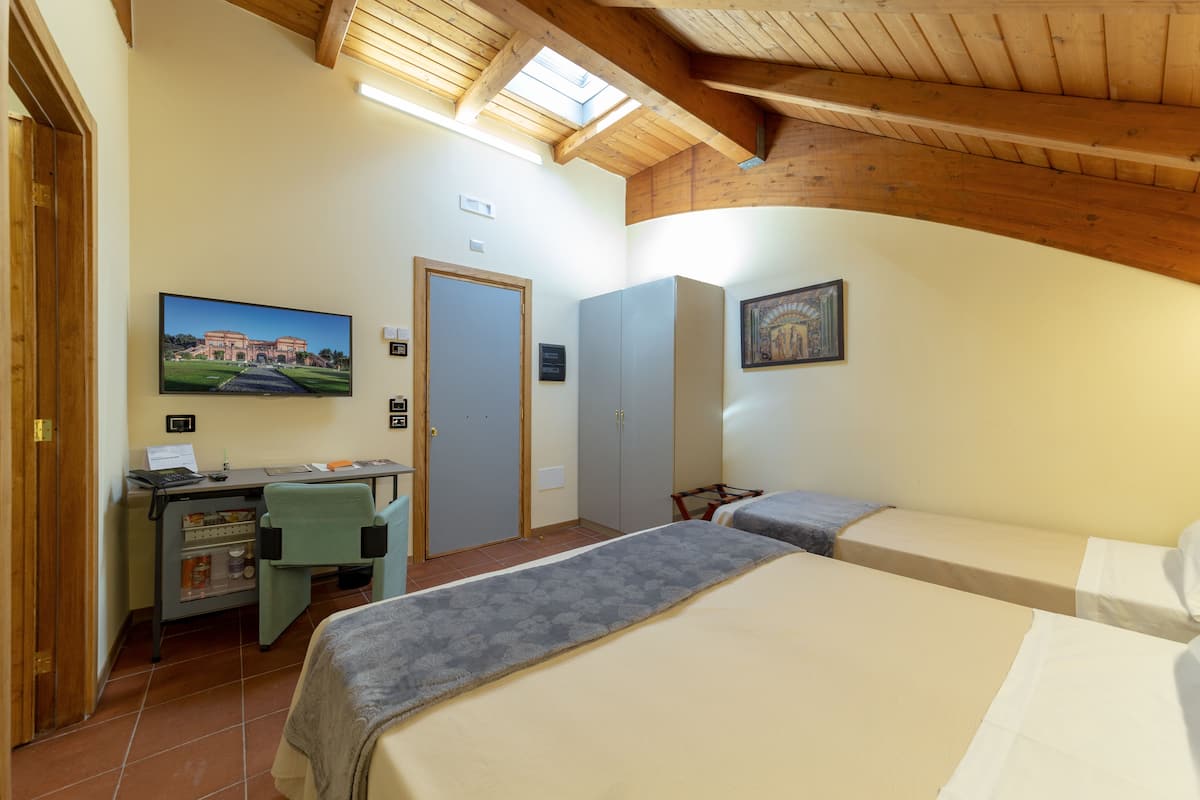 Quarto Triplo Standard, várias camas, não fumadores | Roupa de alta qualidade, minibar, cofre no quarto, secretária 