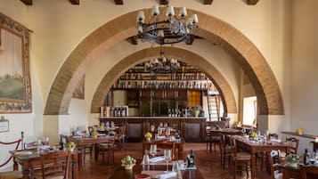 2 restaurantes, que servem almoços, jantares, também cozinha italiana