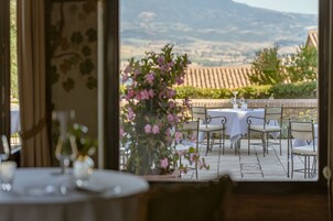 2 restaurantes, com serviço de almoço e jantar; culinária italiana