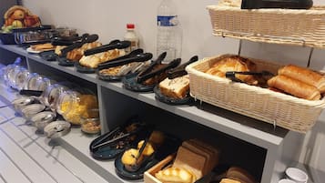 Café da manhã com buffet todos os dias (EUR 12.90 por pessoa)