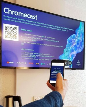 Uma tela de televisão com instruções para conectar ao Chromecast, um smartphone exibindo uma mensagem de confirmação e uma televisão fixada na parede.