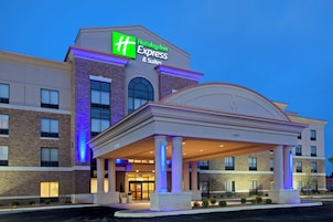Edifício da Holiday Inn Express & Suites, com entrada coberta e fachada de tijolos.