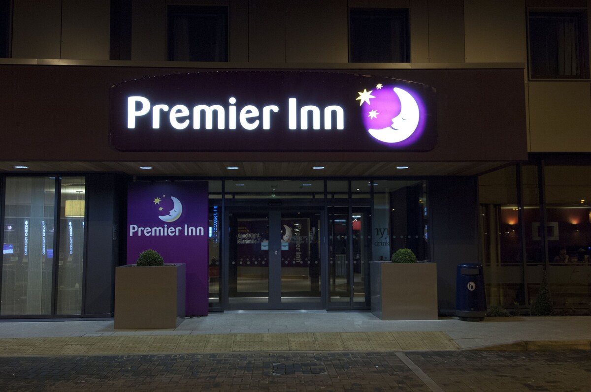Premier Inn Heathrow Airport Terminal 5 Reviews, Deals & Photos 2026 ...