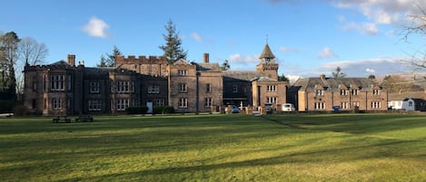 Fachada da propriedade à noite