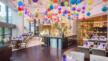 3 restaurantes: servem pequenos-almoços, almoços e jantares