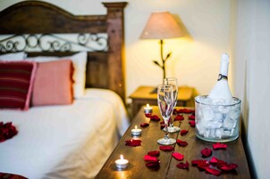 Quarto casal luxo, banheiro privativo, no pátio | Roupas de cama premium, camas Tempur-Pedic, frigobar, cofres nos quartos