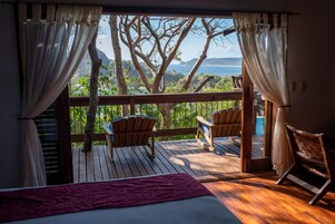 Cofre no quarto, roupa de cama fornecida 