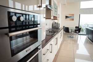 Apartamento Standard, 2 quartos | Sala de estar | Televisor de 40 polegadas com canais por cabo