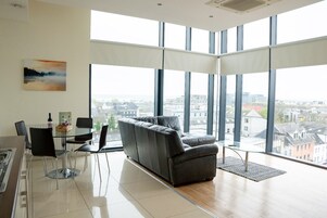 Apartamento Standard, 2 quartos | Sala de estar | Televisor de 40 polegadas com canais por cabo