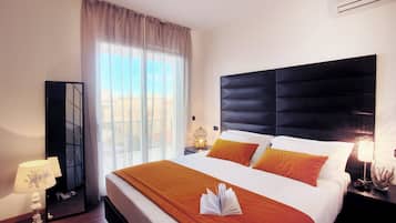 Suíte júnior, 2 quartos | 1 quarto, frigobar (abastecido com alguns itens grátis)