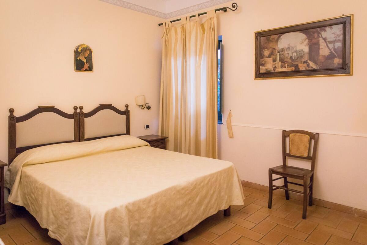 Quarto casal econômico | Lençóis italianos Frette, frigobar, cofres nos quartos, escrivaninha