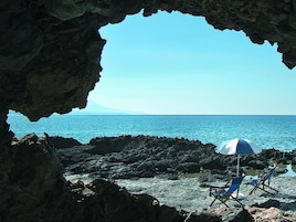 Praia particular, guarda-sóis, toalhas de praia