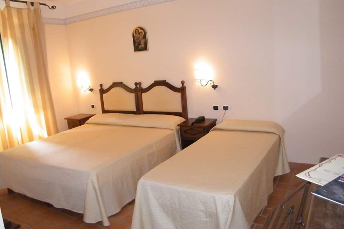 Quarto triplo clássico, vista para o parque | Lençóis italianos Frette, frigobar, cofres nos quartos, escrivaninha