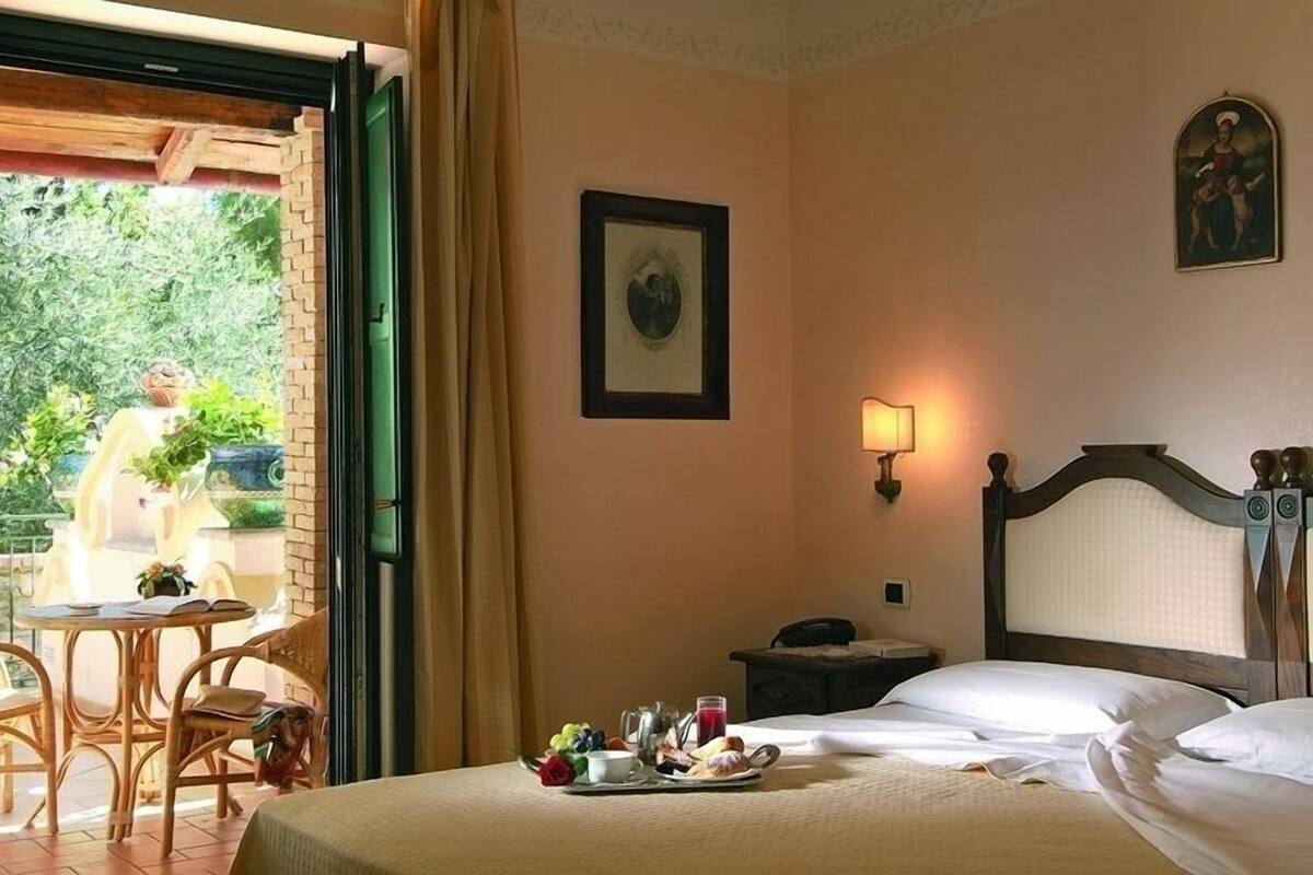 Quarto quádruplo superior, terraço, vista para o parque | Lençóis italianos Frette, frigobar, cofres nos quartos, escrivaninha