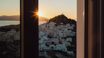 Edredões de penas, minibar, com mobília individualizada, secretária