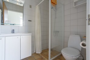 Apartamento, 2 quartos (EXCL. SHEETS, TYPE 4+2) | Casa de banho | Um polibã, um secador de cabelo (mediante pedido) 