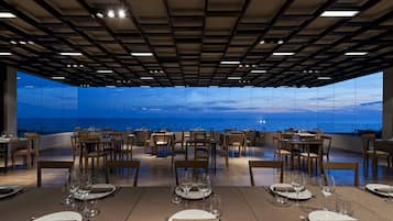 Serviço de almoço e jantar; frutos do mar, vistas para a praia