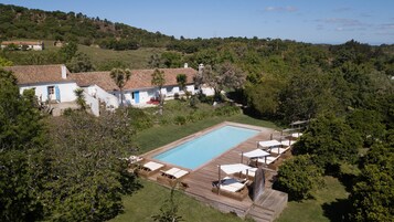 Piscina externa, guarda-sóis, espreguiçadeiras