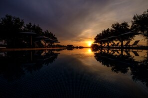 Piscina externa sazonal, guarda-sóis, espreguiçadeiras