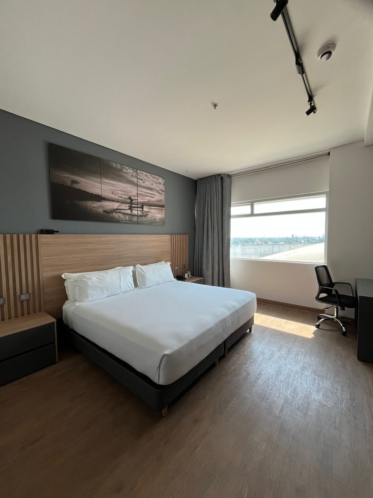 Quarto casal de uso individual | Roupas de cama premium, frigobar, cofres nos quartos, escrivaninha