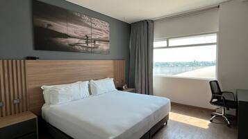 Quarto casal de uso individual | Roupas de cama premium, frigobar, cofres nos quartos, escrivaninha