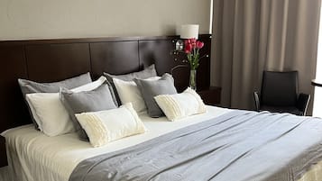 Quarto Duplo Standard, 1 cama king-size | Roupa hipoalergénica, edredões de penas, minibar