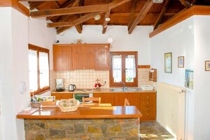 Casa clássico, lareira, vista para o mar | Cozinha privada | Geladeira, cafeteira/chaleira, chaleira elétrica