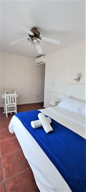 Quarto júnior, 1 cama de casal | Cofres nos quartos, Wi-Fi de cortesia, roupa de cama