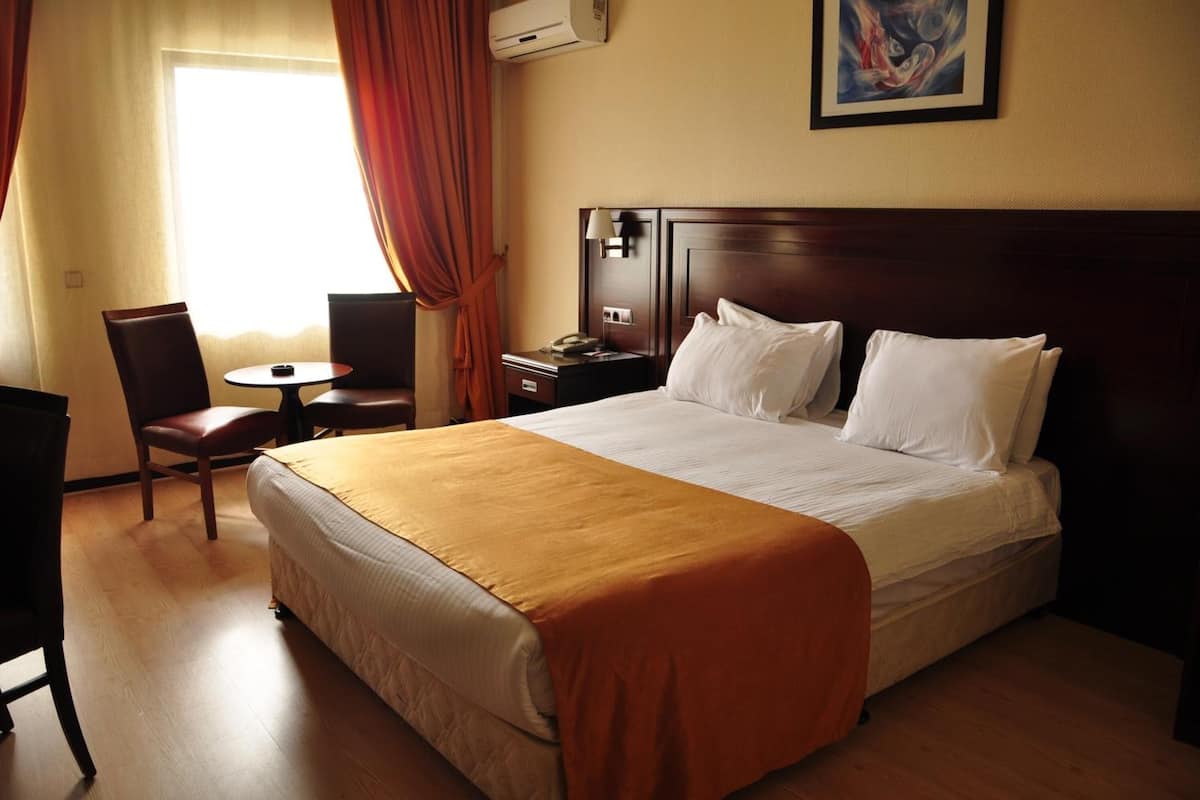Roupas de cama premium, frigobar, cofres nos quartos