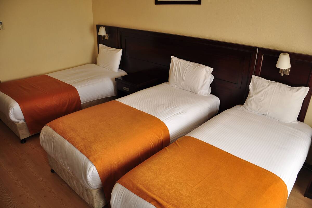 Quarto triplo, sacada | Roupas de cama premium, frigobar, cofres nos quartos