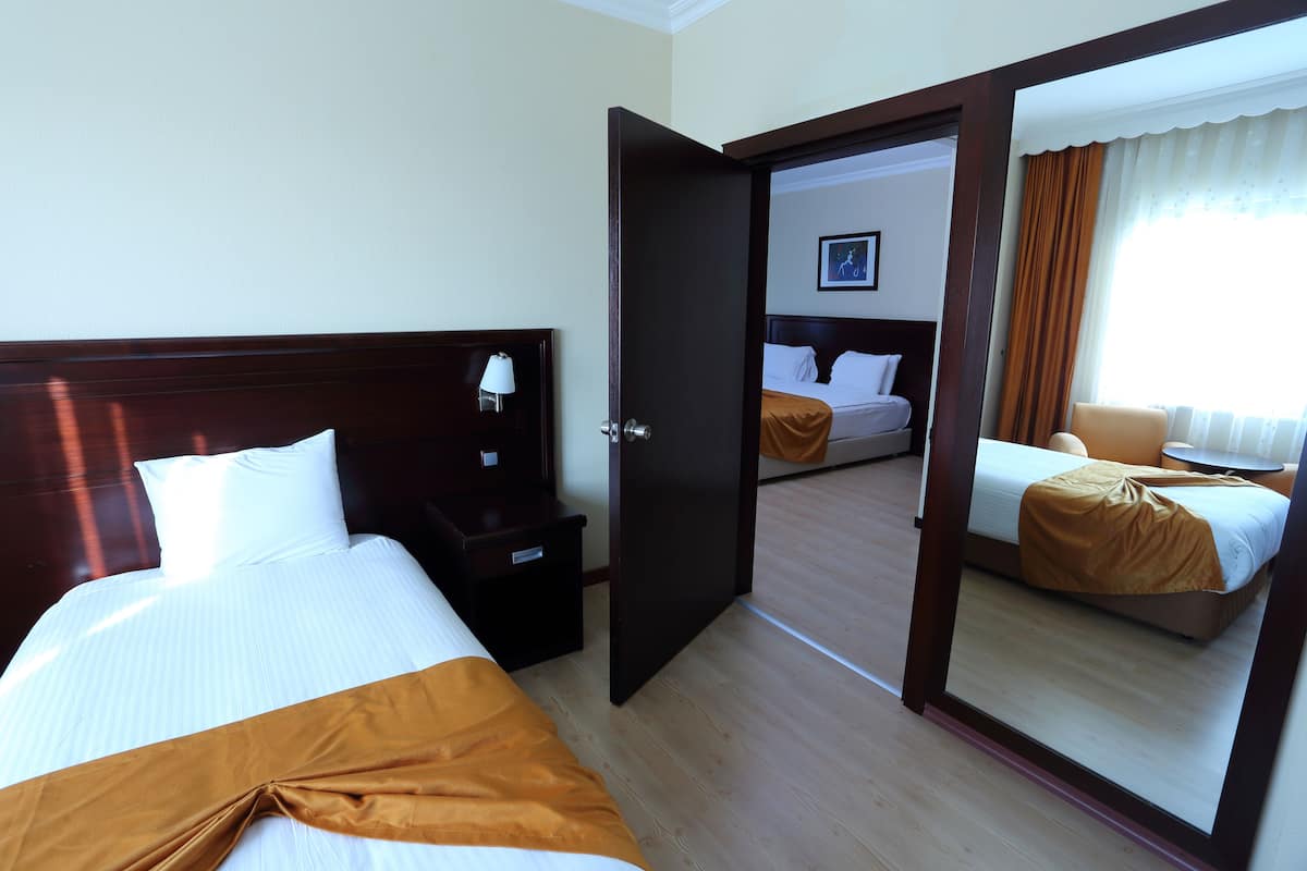 Junior Suite 2 Bedroom with Balcony  | Roupas de cama premium, frigobar, cofres nos quartos