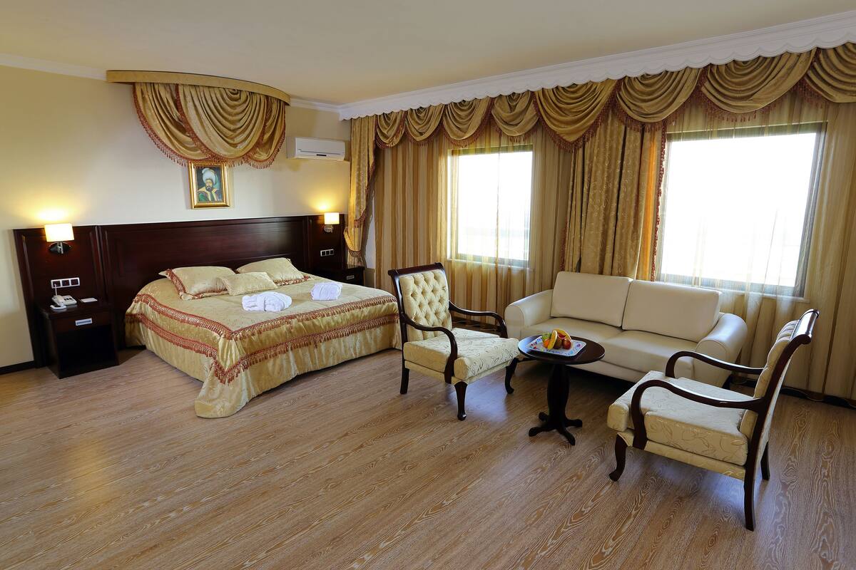 King Suite 2 Bedroom With Balcony | Roupas de cama premium, frigobar, cofres nos quartos