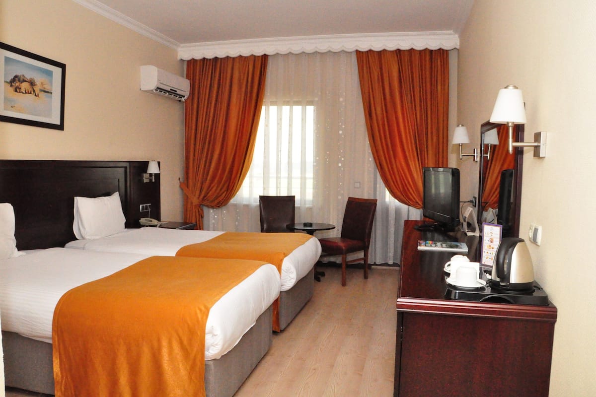 Roupas de cama premium, frigobar, cofres nos quartos