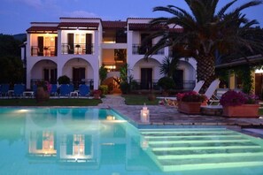 Fachada da propriedade à noite