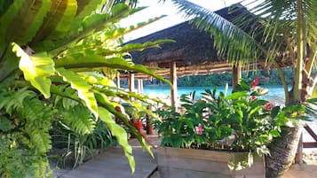 Terraço com espreguiçadeiras
