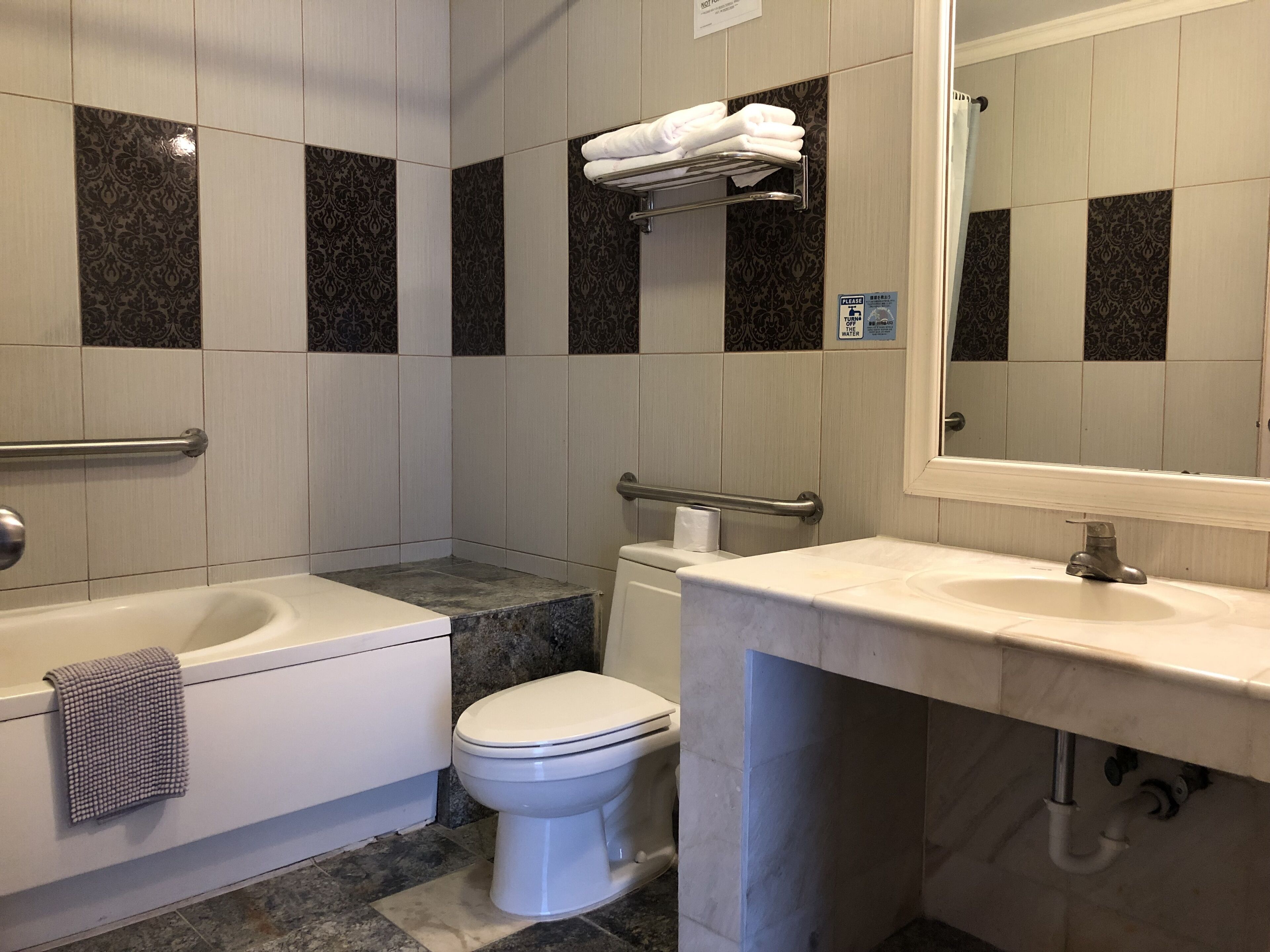Uma casa de banho moderna com banheira, sanita e lavatório.