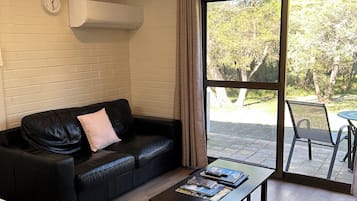Chalé, 1 quarto | Sala de estar | Televisor de ecrã plano de 32 polegadas com canais digitais, televisor