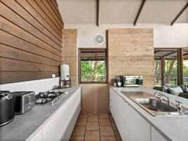 Quarto (Jesmond Spa Two Bedrooms) | Cozinha privada | Um frigorífico, um micro-ondas, uma placa de cozinha 