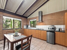 Um frigorífico, um micro-ondas, uma placa de cozinha 