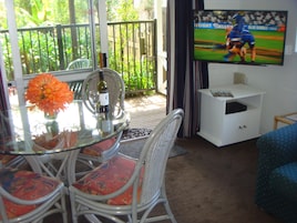 Casa de Campo Deluxe, 2 quartos, vista para o jardim, junto à piscina | Sala de estar | Smart TV de 40 de polegadas com canais via satélite, televisor, Netflix