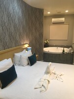 Apartamento, 2 quartos | 1 quarto, roupa de alta qualidade, secretária 