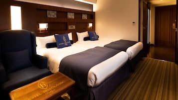 Quarto Twin, fumadores (2 semi-double beds) | Roupa de alta qualidade, edredões de penas, cofre no quarto, secretária