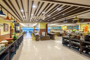 Serviço de café da manhã, almoço, jantar; vistas para o mar