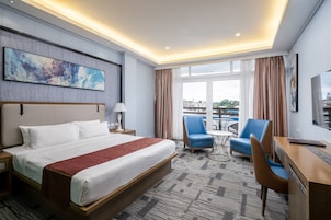 Quarto luxo | Frigobar, cofres nos quartos, escrivaninha, Wi-Fi de cortesia